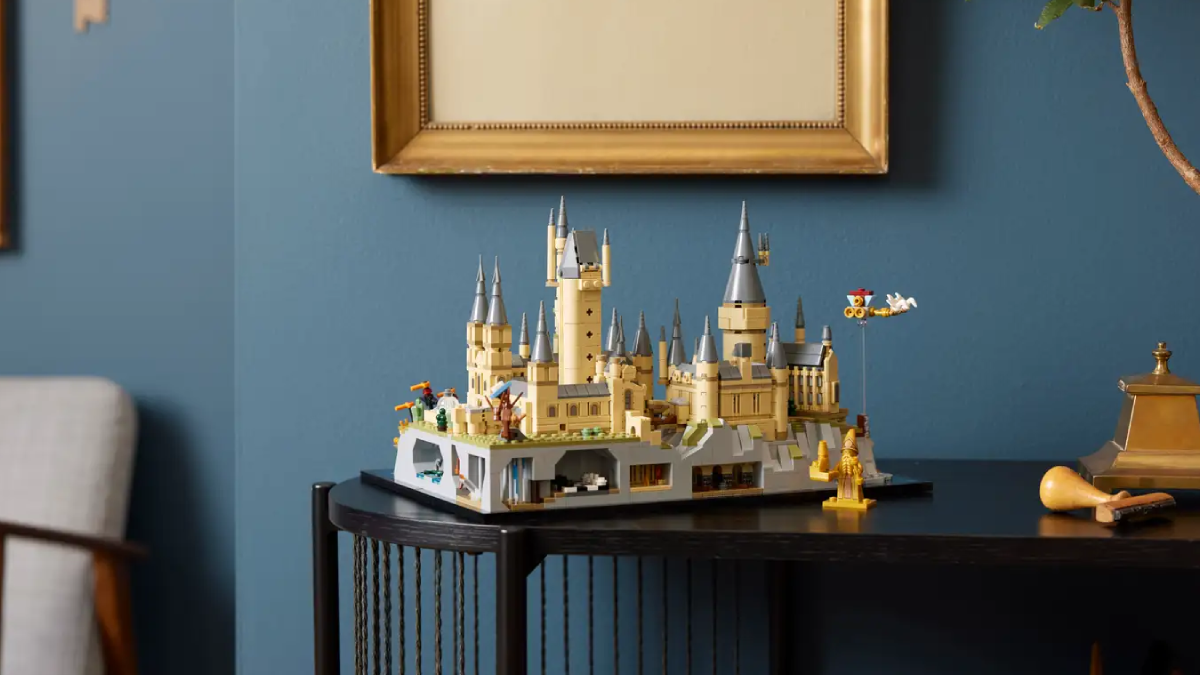 Microscale LEGO Hogwarts set officially revealed