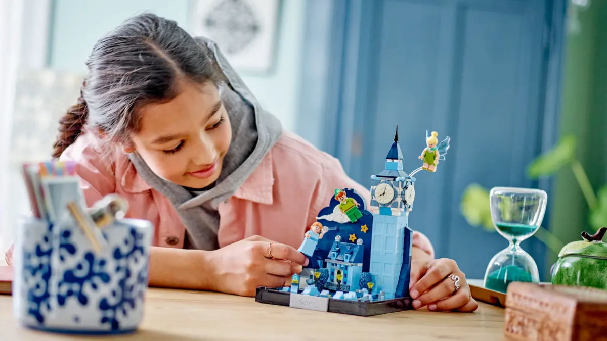 LEGO Disney Peter Pan & Wendy’s Flight over London at night