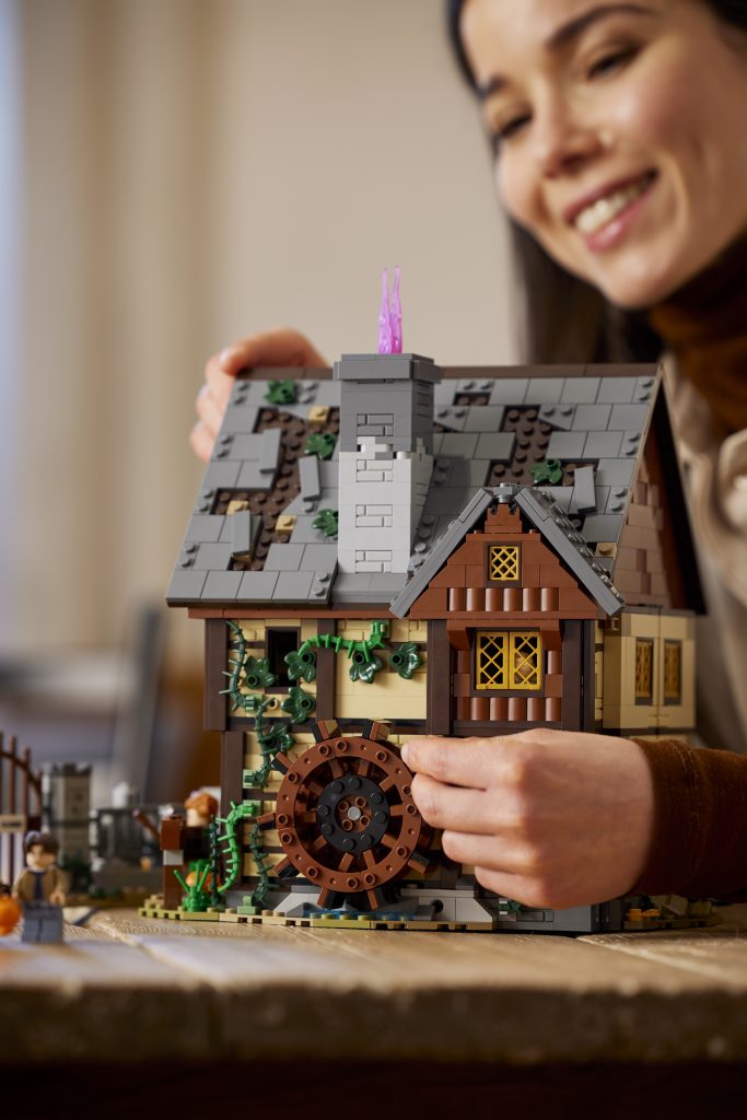 LEGO Ideas 21341 Disney Hocus Pocus: The Sanderson Sisters' Cottage ...
