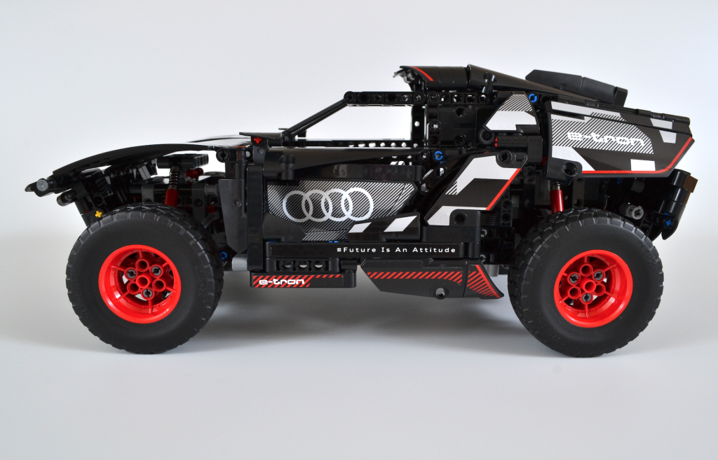 LEGO Technic 42160 Audi RS Q e-tron electric car review