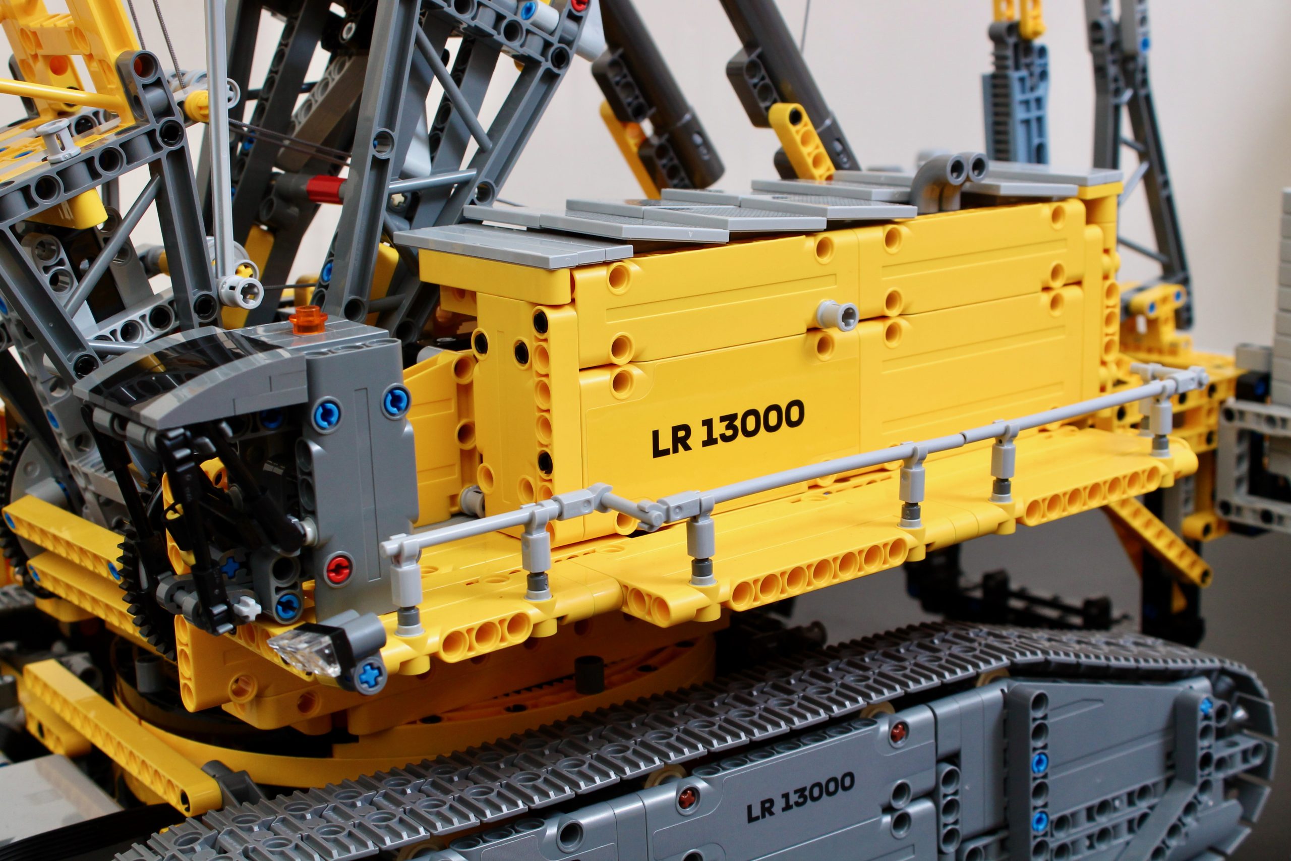 LEGO Technic 42146 Liebherr Crawler Crane LR 13000 review