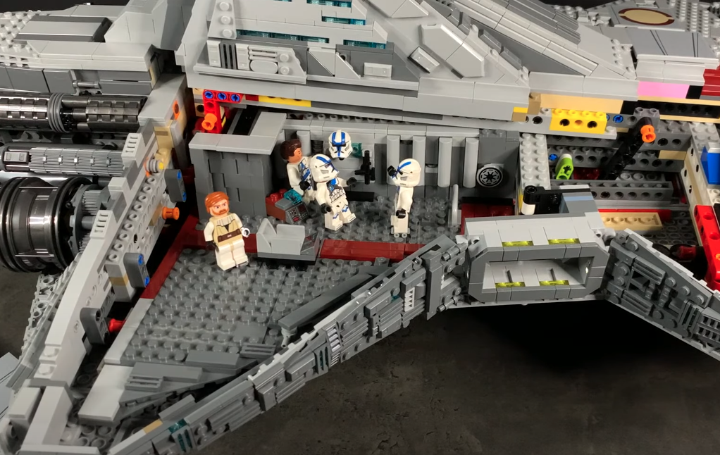 LEGO UCS Venator cobra vida con una construcción interior personalizada